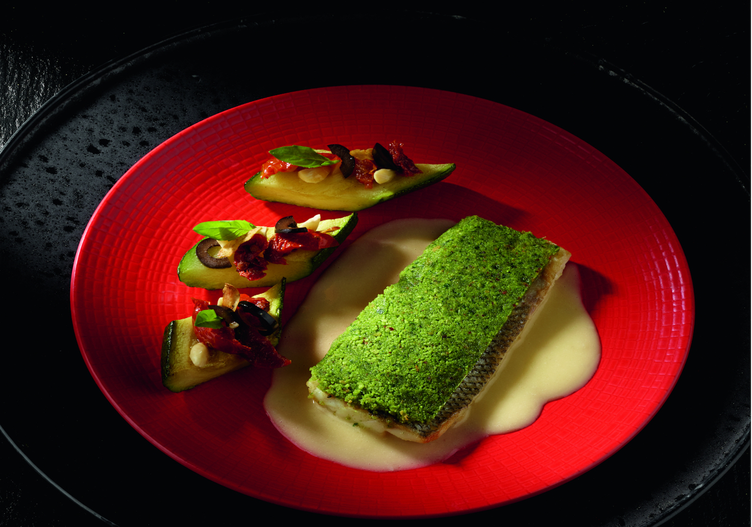 Filet de Bar en croûtes d'herbes, sauce au beurre blanc | Réo